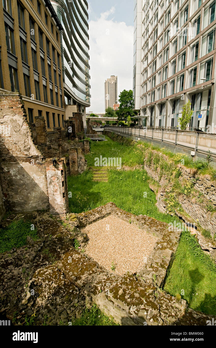 old parts of london wall off noble street in the city of london Stock ...