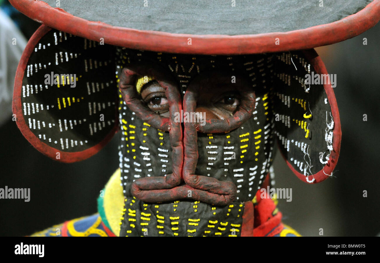 Cameroon mask hi-res stock photography and images - Alamy