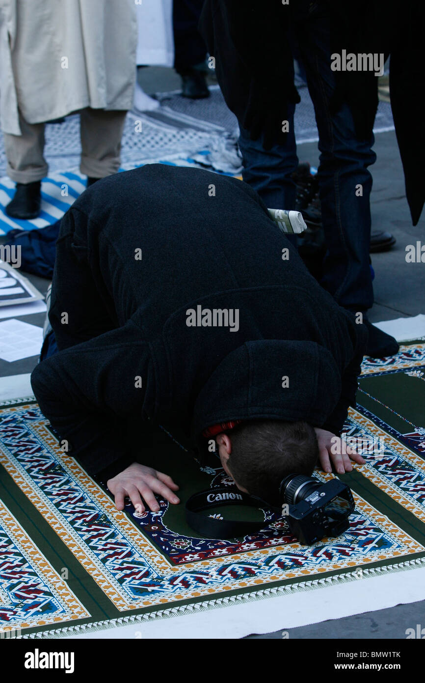 Muslim man bowing and praying hi-res stock photography and images - Alamy