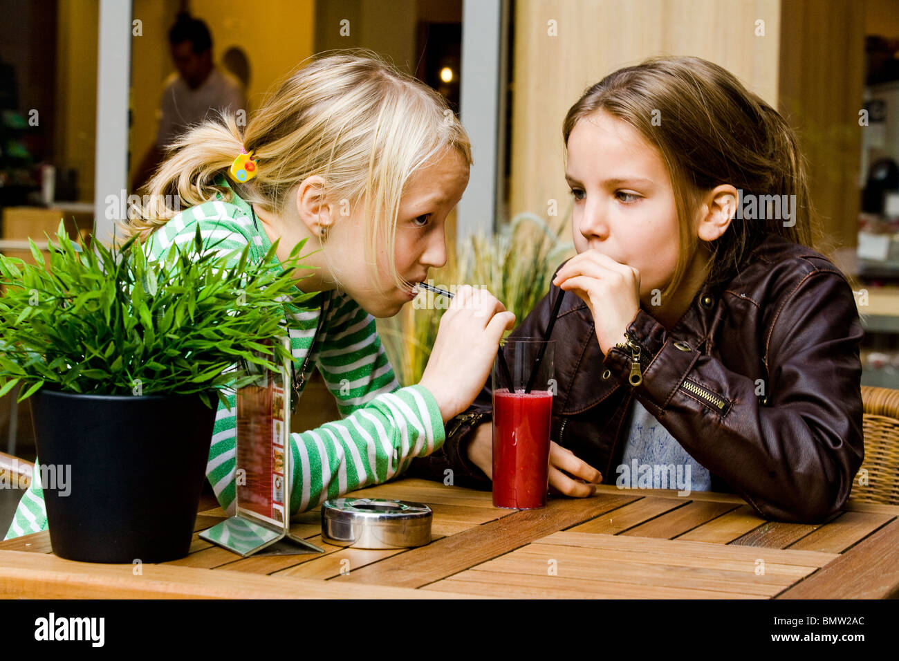 Children 10 shopping together hi-res stock photography and images - Alamy