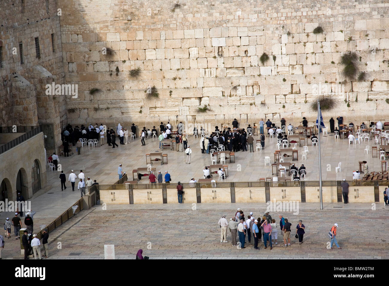 Israel jewish pilgrims at the wailing hi-res stock photography and ...