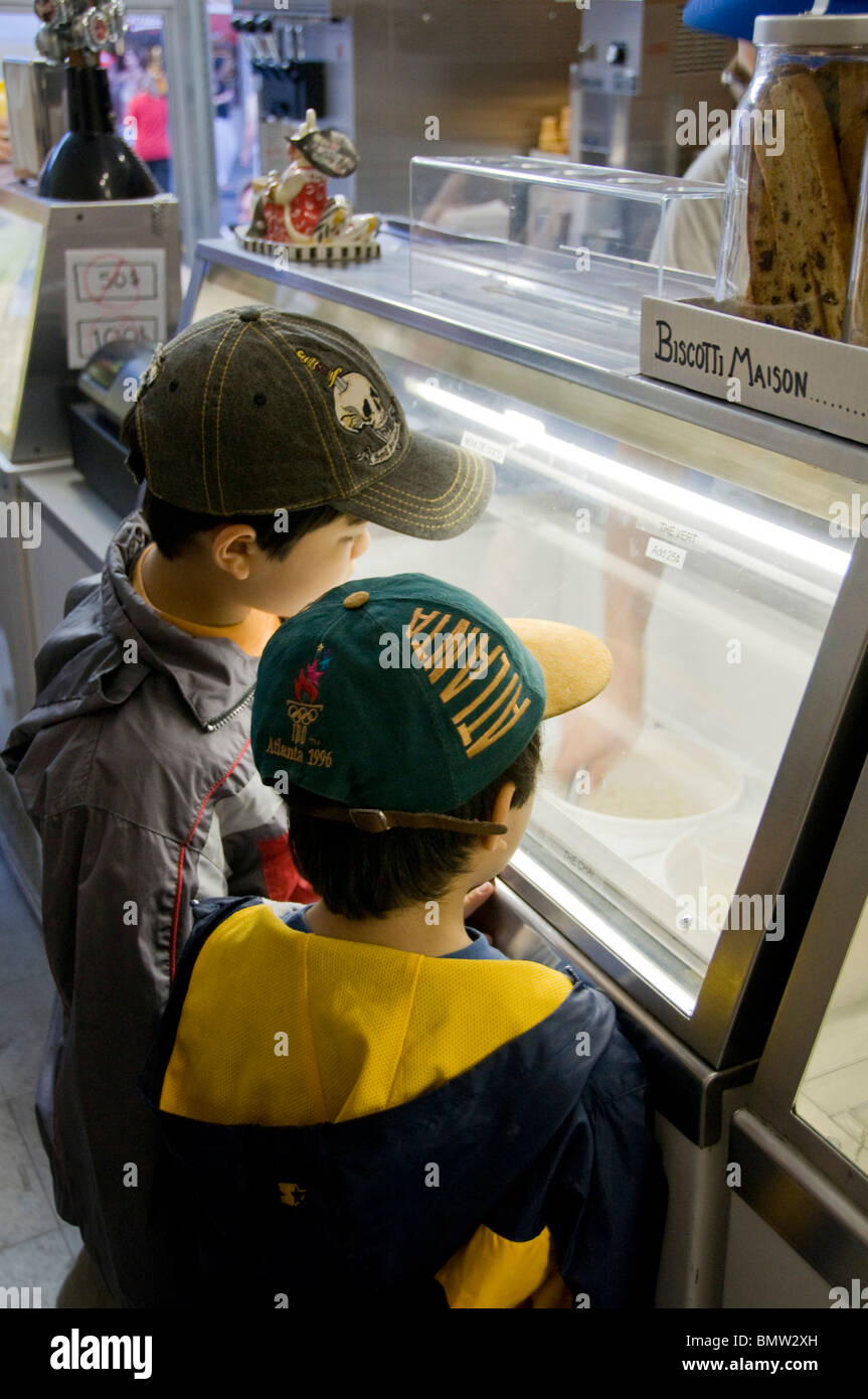 Children at ice cream parlor Stock Photo - Alamy