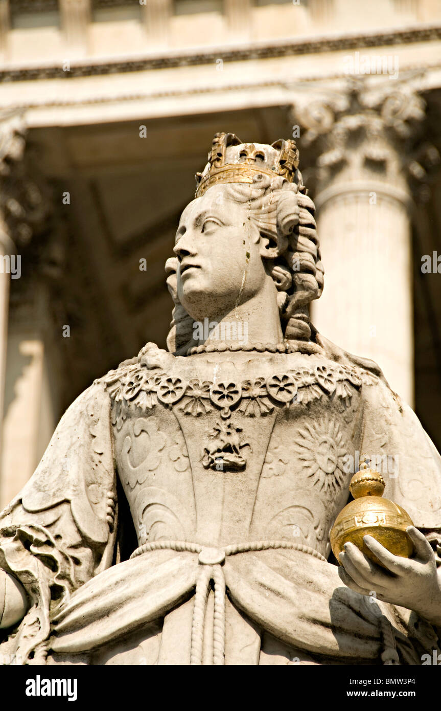 St pauls queen anne statue london Stock Photo - Alamy