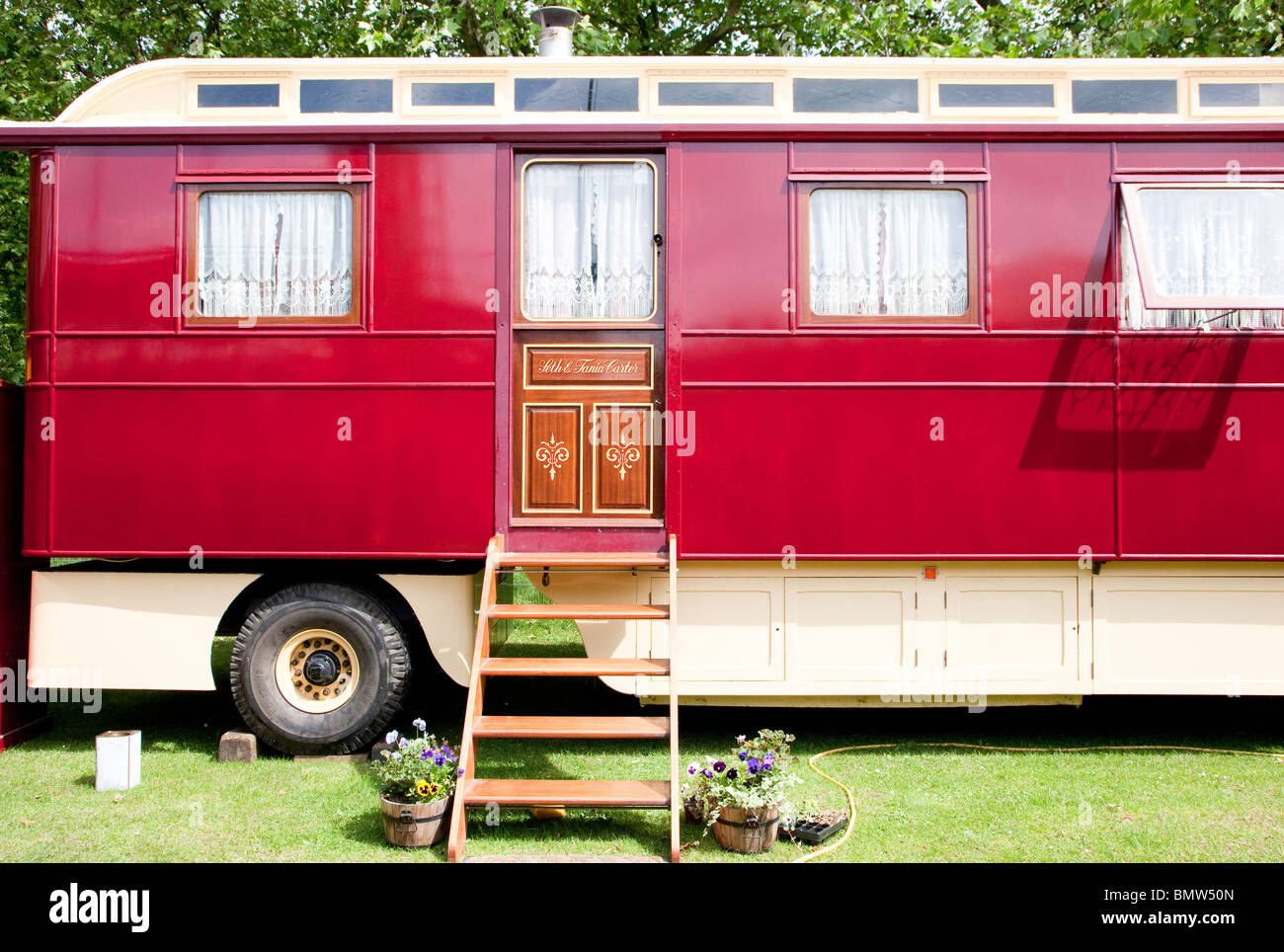 Old fashioned caravan hi-res stock photography and images - Alamy