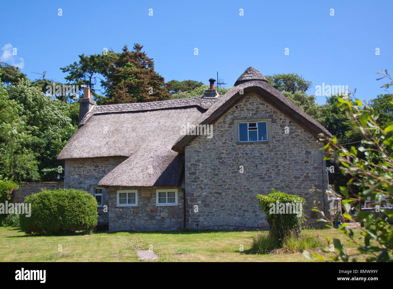 Welsh thatched roof cottage hi-res stock photography and images - Alamy