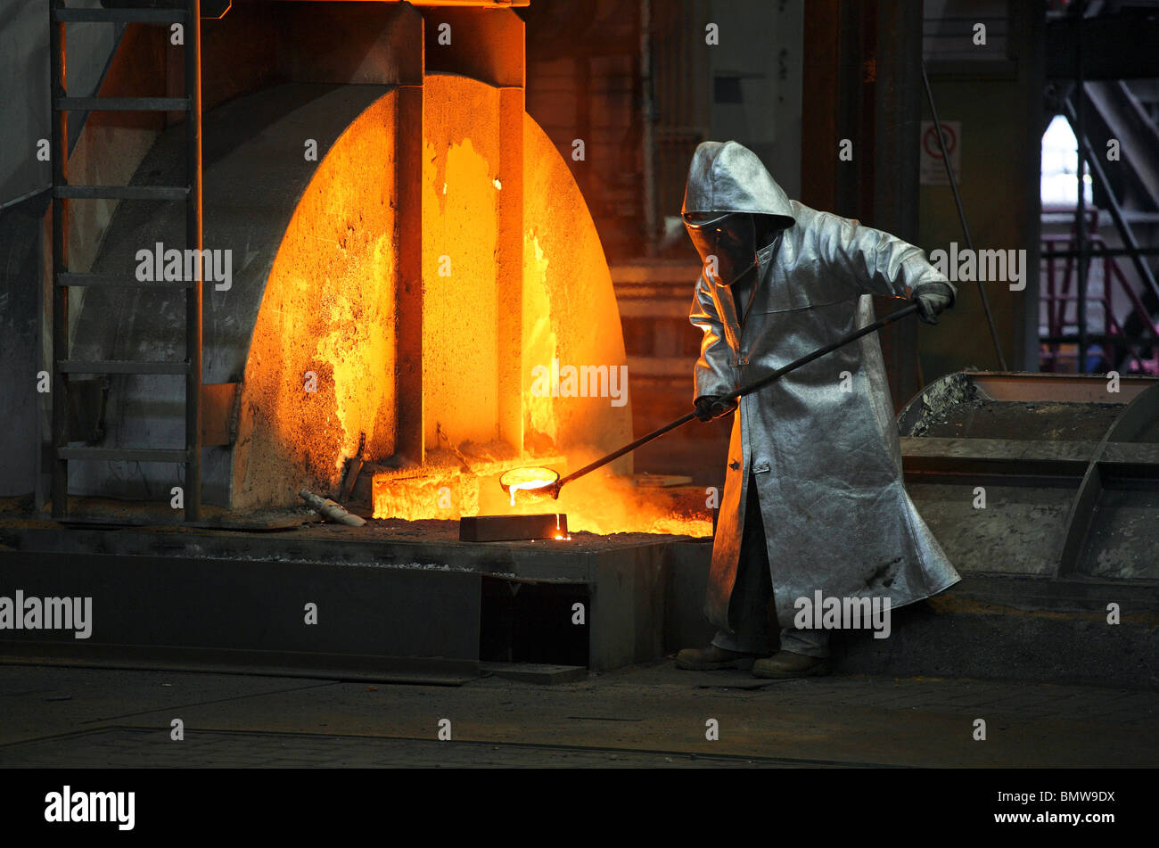 Steelworker furnace gloves hi-res stock photography and images - Alamy