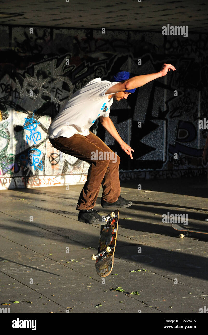 Young Man performing skateboard stunt Stock Photo - Alamy