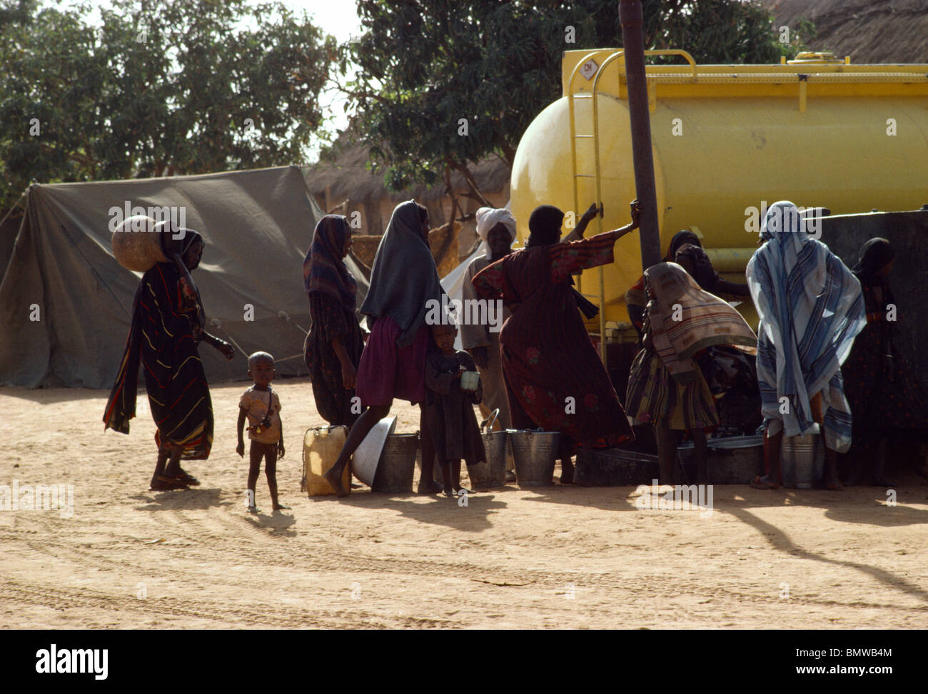 El Geneina Sudan Women Collecting Water Refugees Displaced People Stock ...