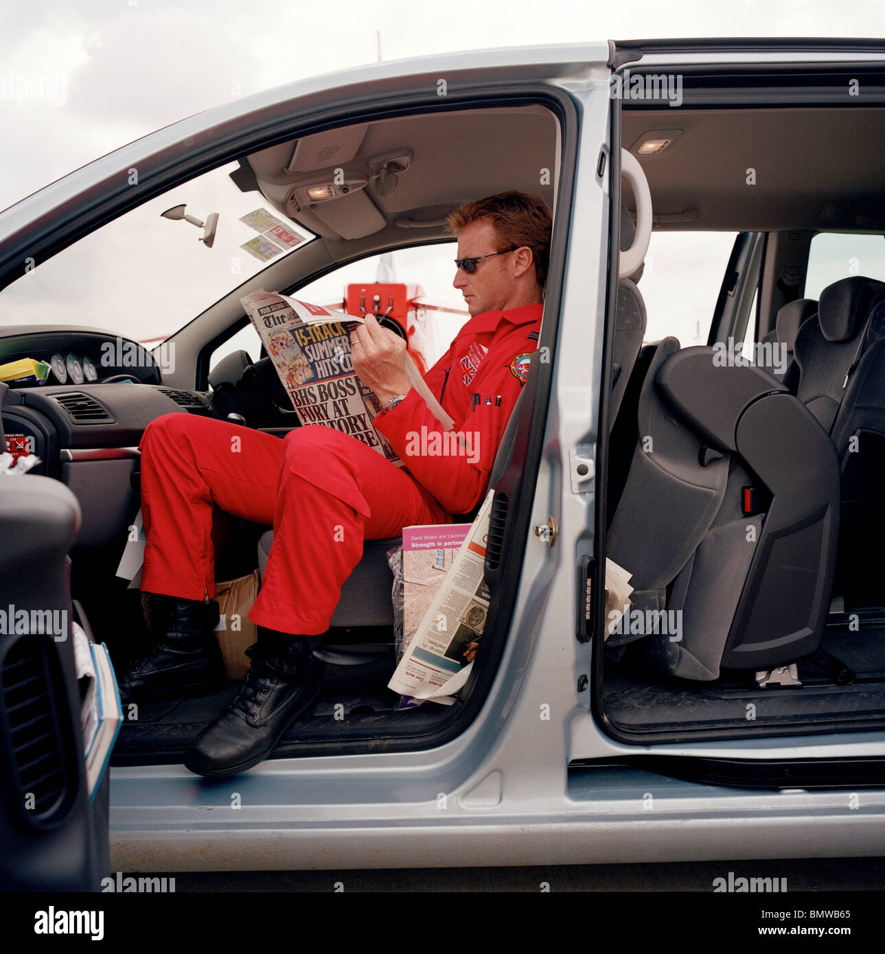Raf pilot officer reading newspaper hi-res stock photography and images ...