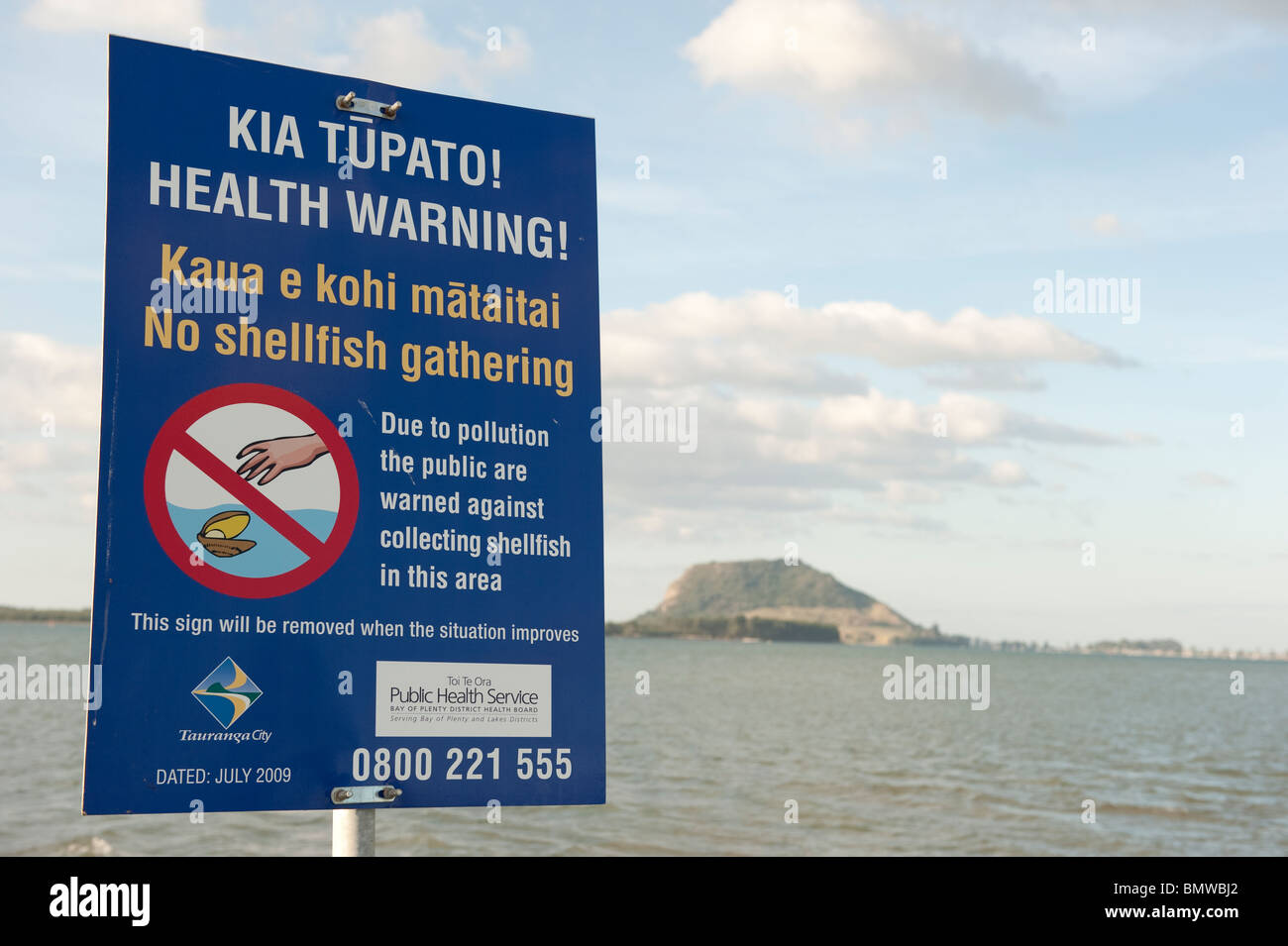 bi-lingual notice giving a health warning and information on ...