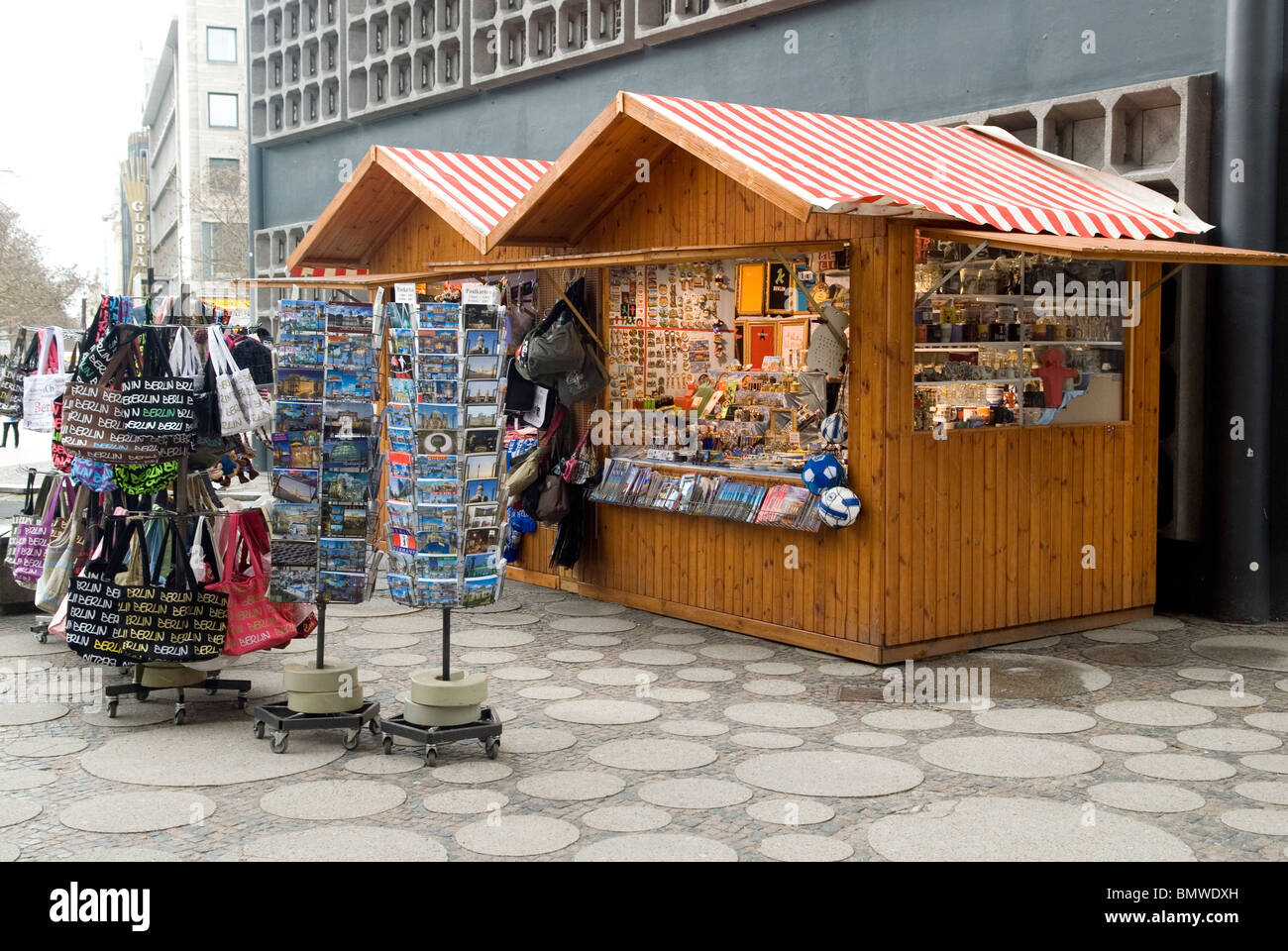 Souvenir kiosk hi-res stock photography and images - Alamy