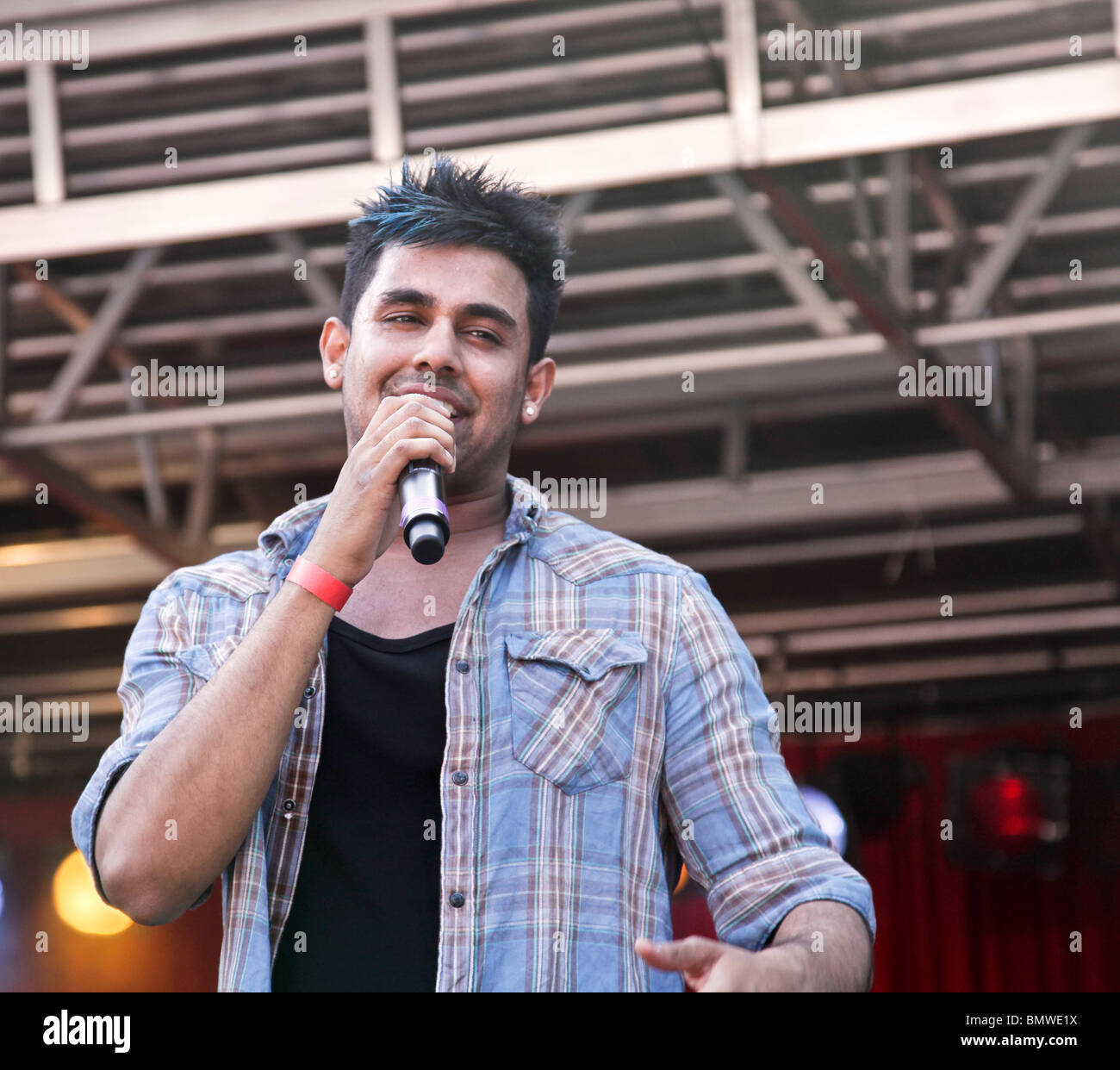 Singer asian hi-res stock photography and images - Alamy