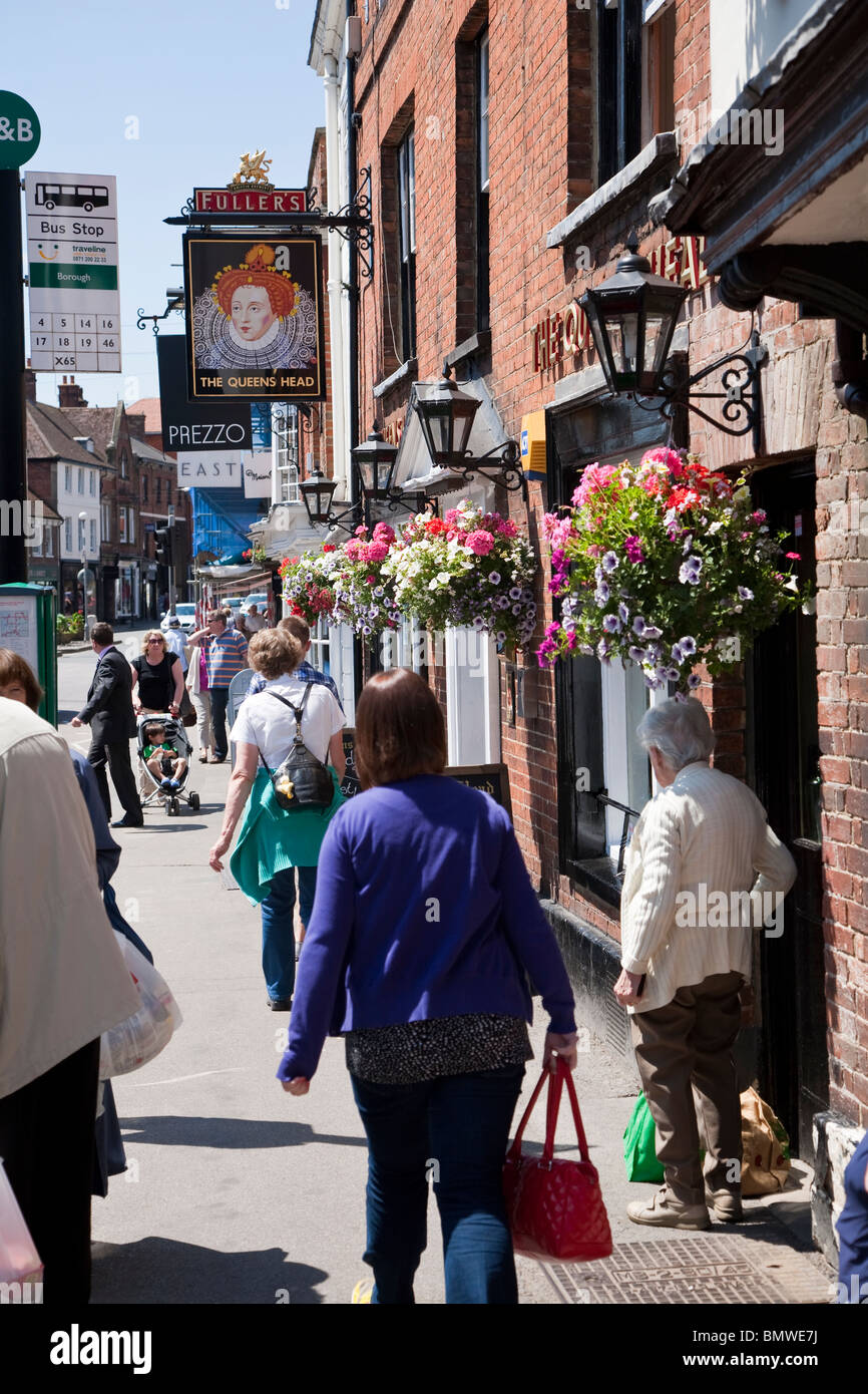 The Queens Head pub on The Borough, Farnham Surrey Stock Photo - Alamy