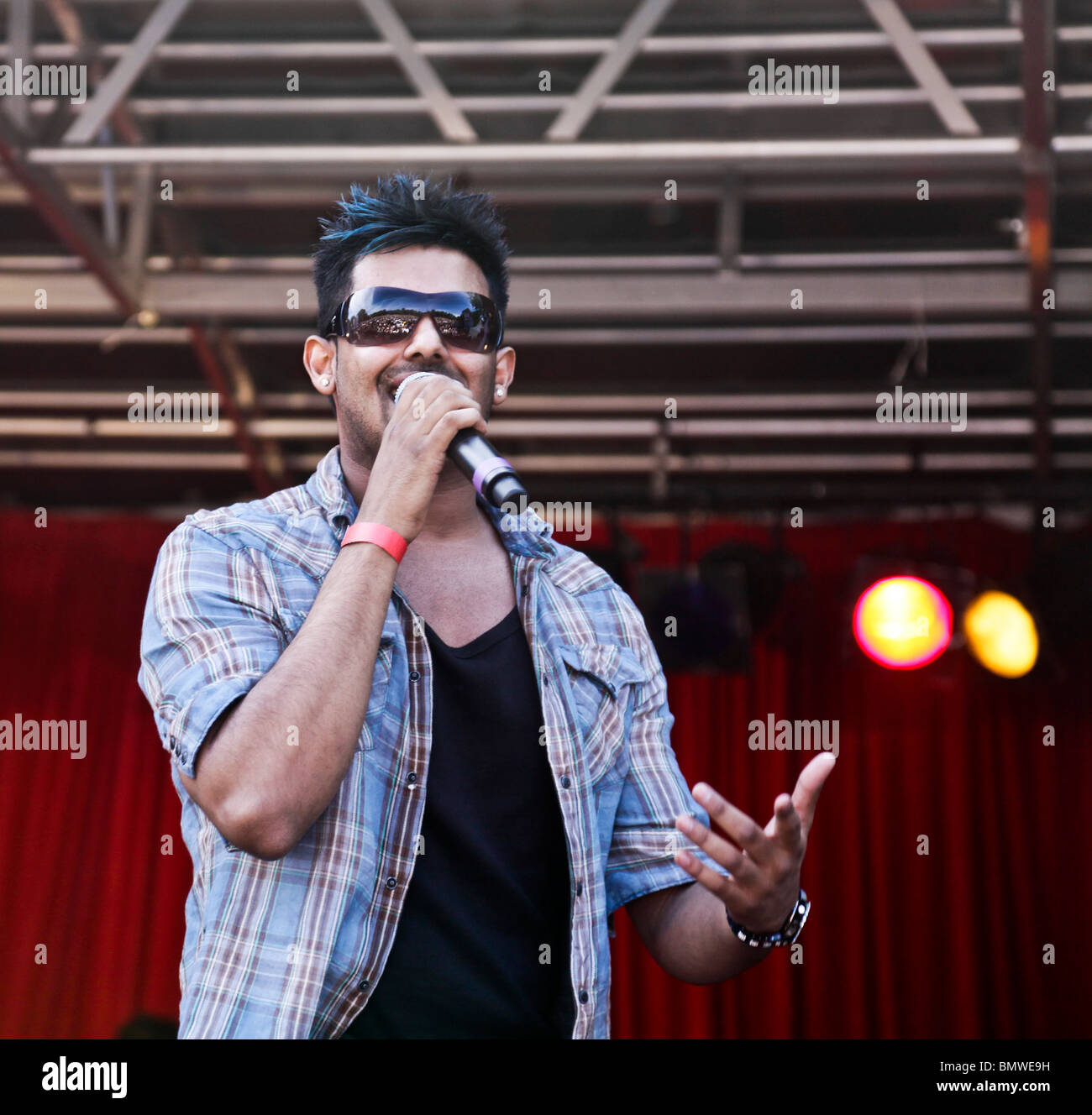 Popular English/British Bhangra singer, Jaz Dhami, at Glasgow Mela 2010 ...