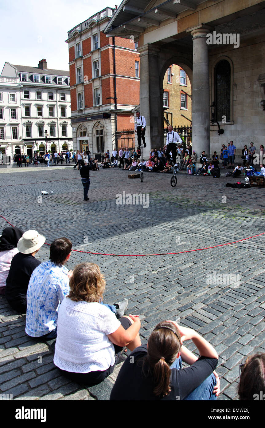 London covent garden street performance hi-res stock photography and ...