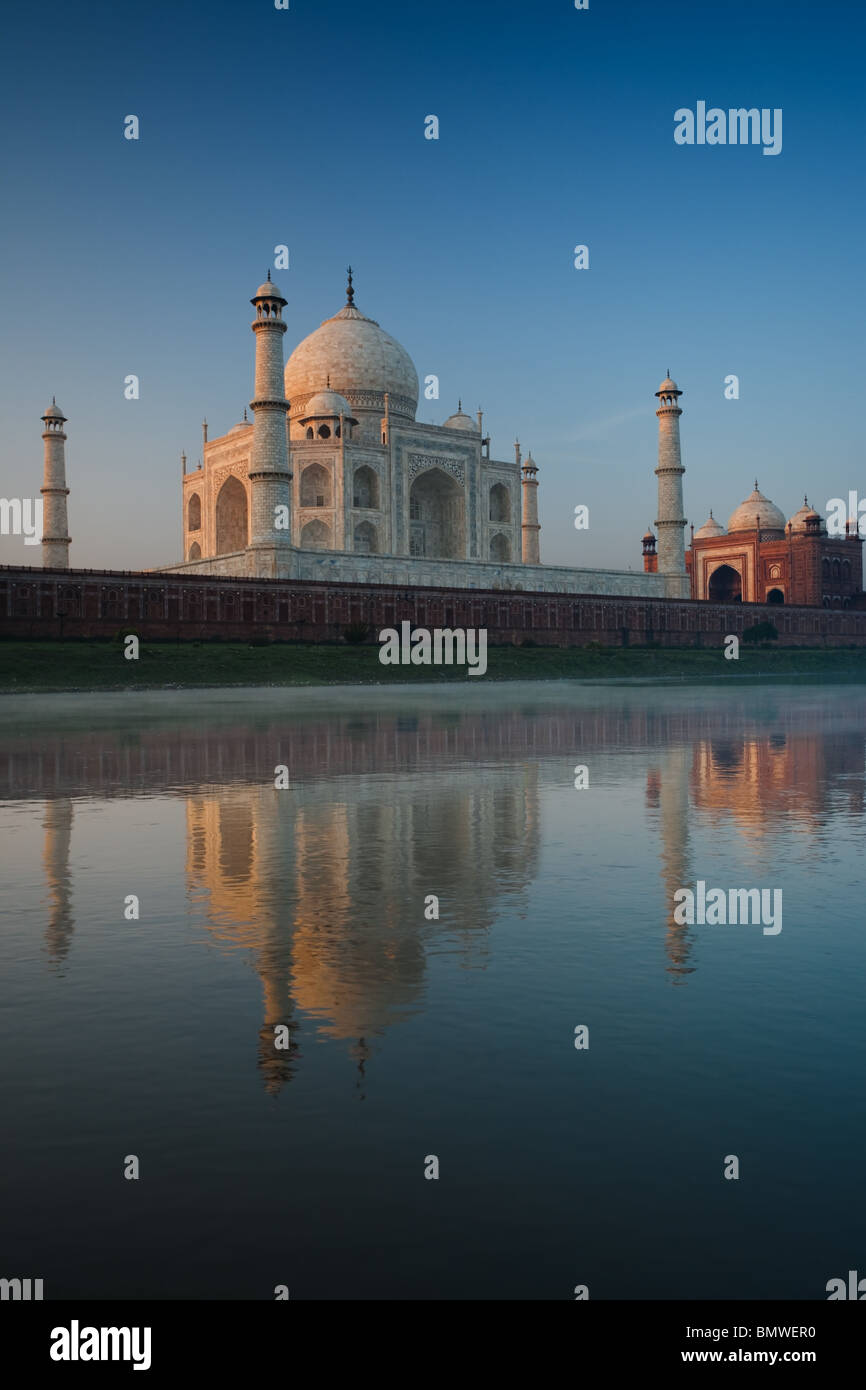 Daybreak reveals a majestic Taj Mahal and neighboring red mosque ...