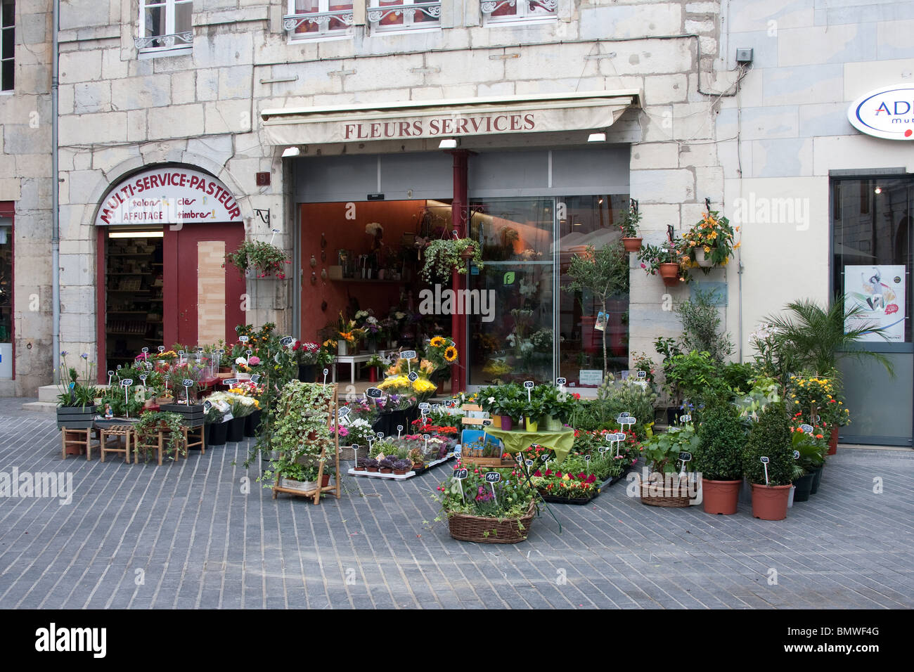 fleurs flower shop display pots baskets window Stock Photo - Alamy