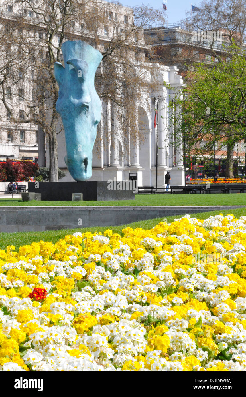 The Marble Arch area with horse sculpture and spring flower beds Stock ...