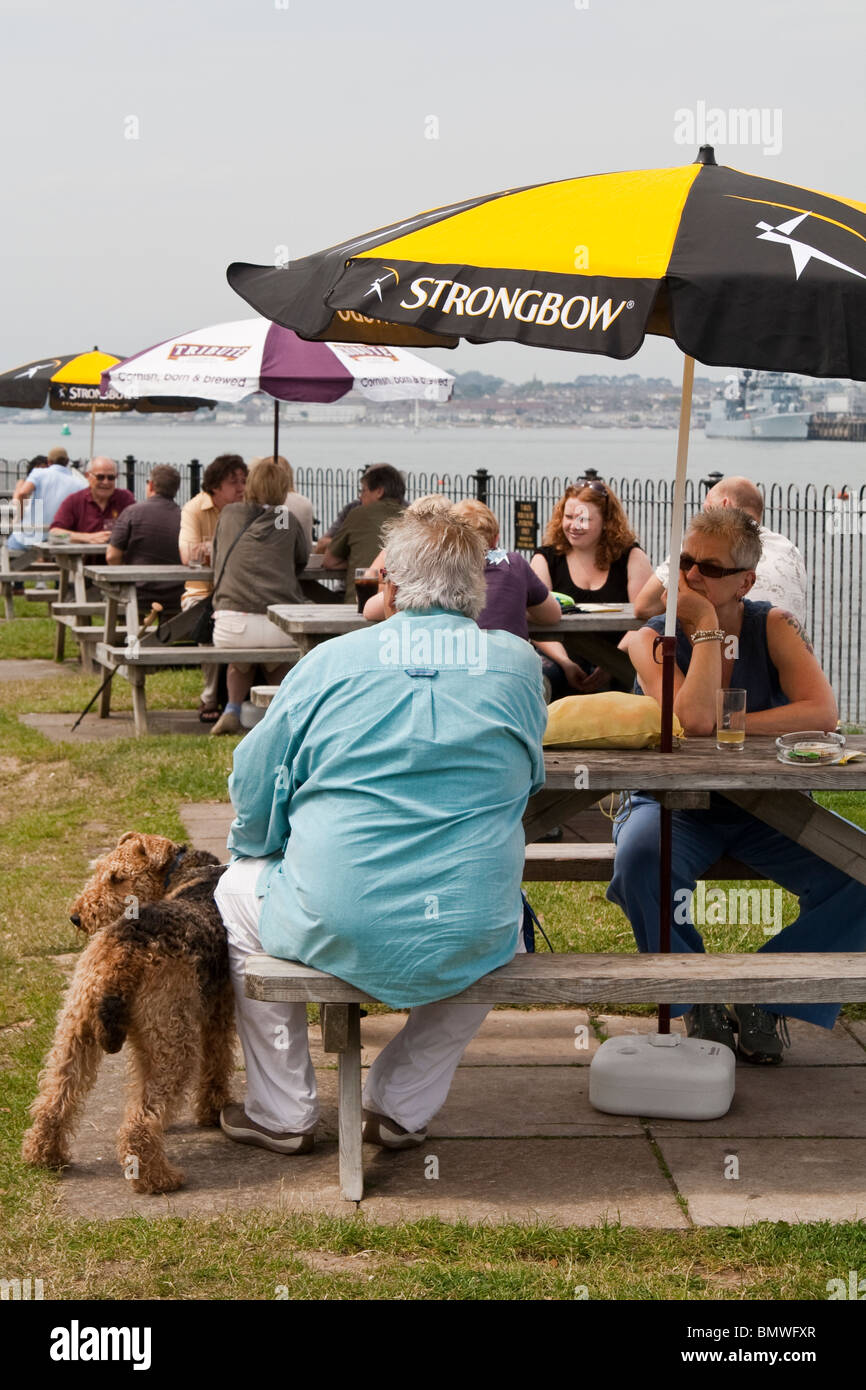 People sitting outside a pub hi-res stock photography and images - Alamy