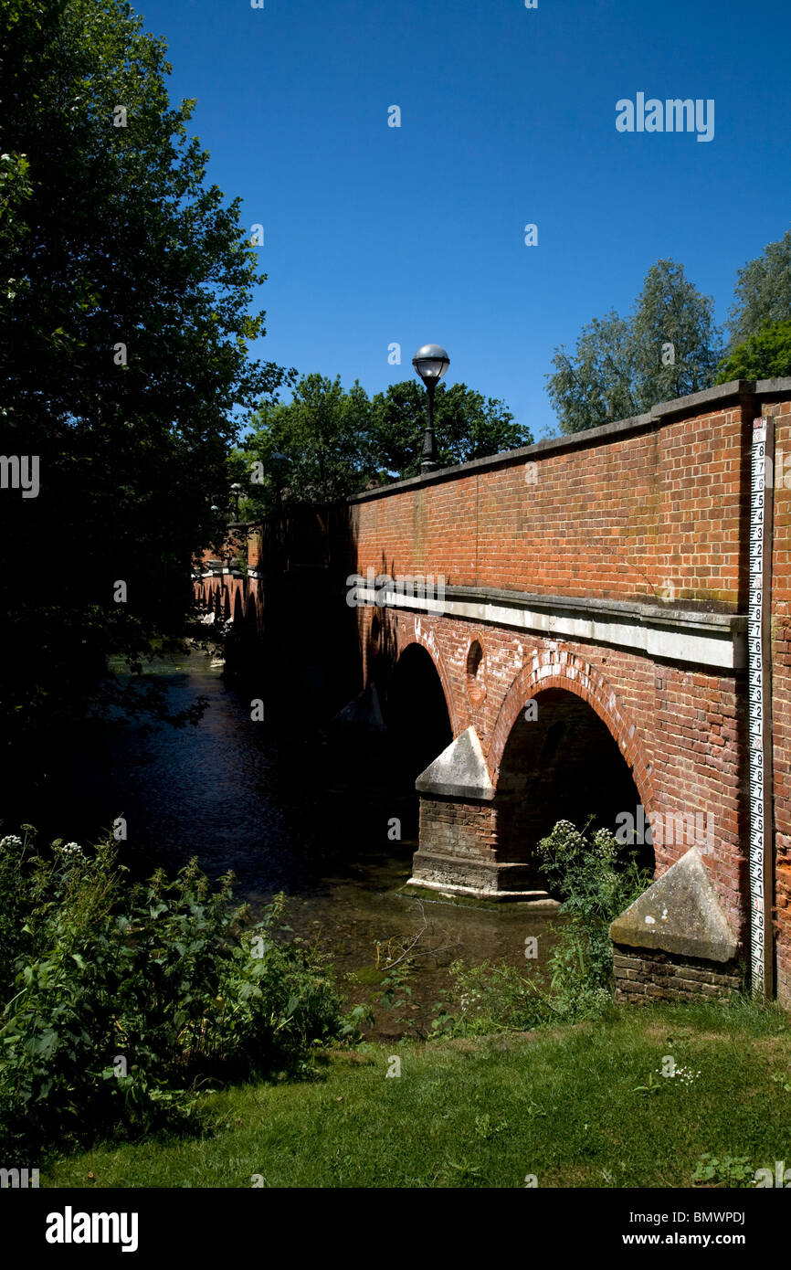 Leatherhead bridge river mole surrey hi-res stock photography and ...