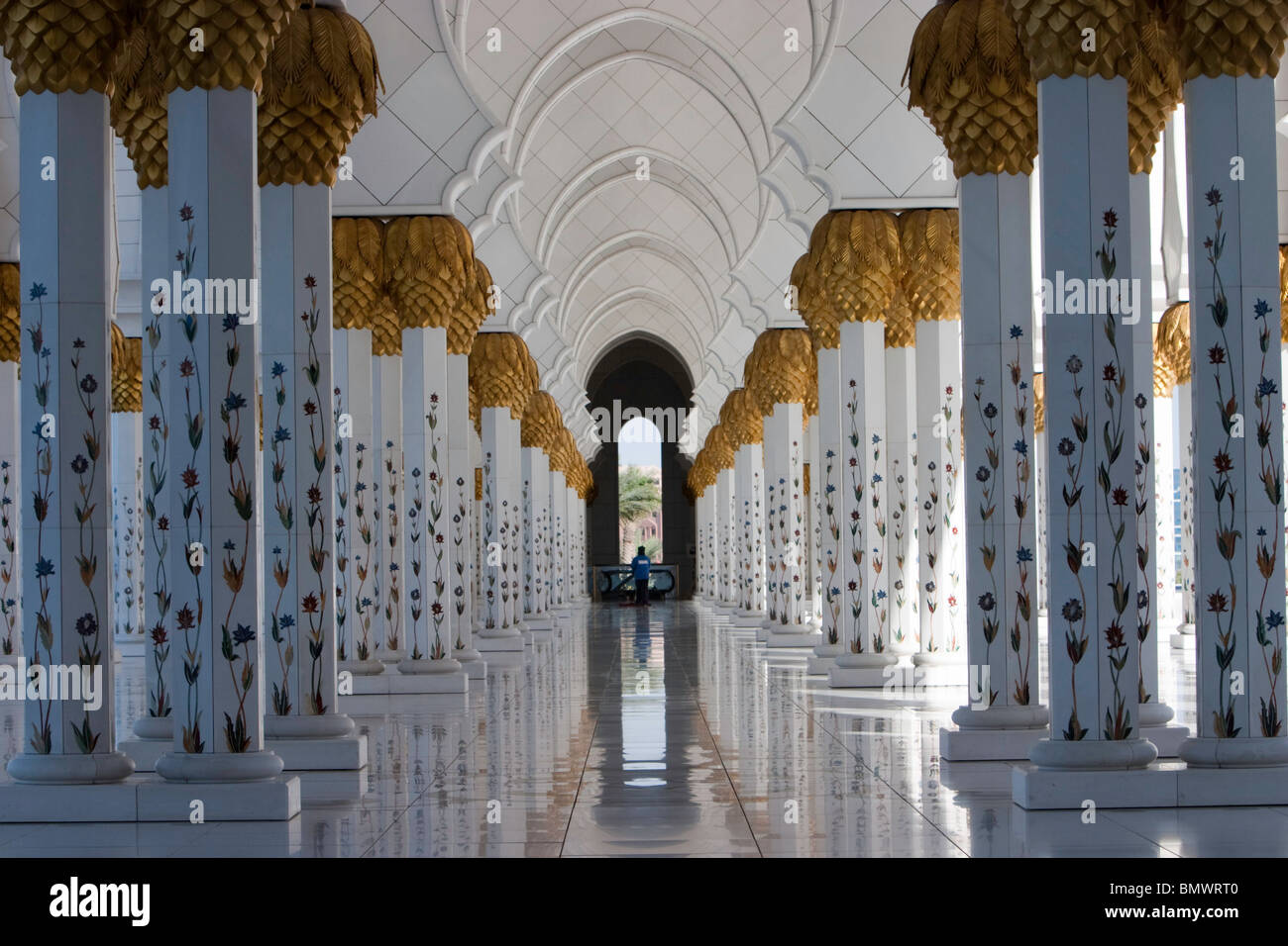 Gold and white pillars hi-res stock photography and images - Alamy