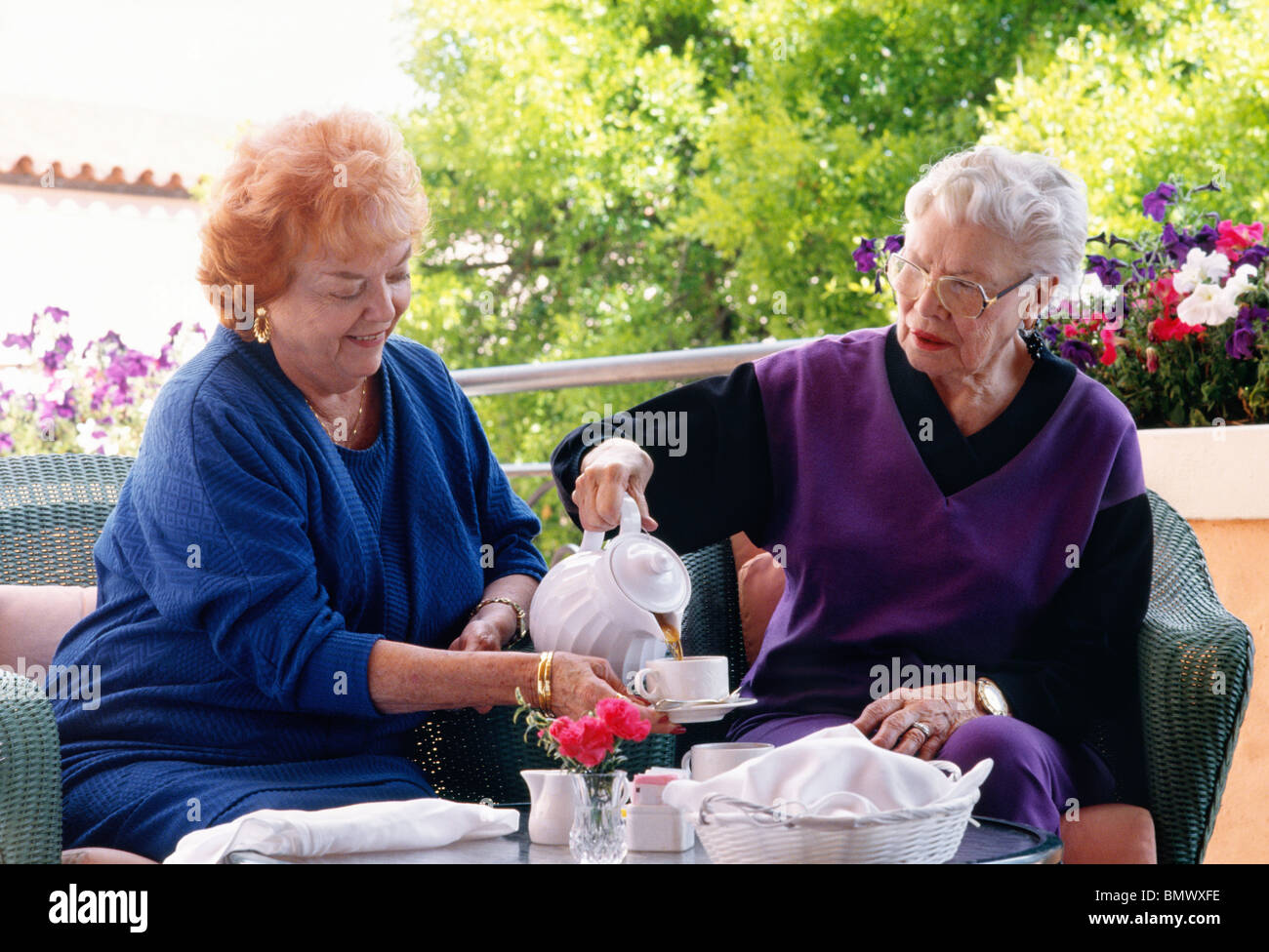 Two seniors seated outside hi-res stock photography and images - Alamy
