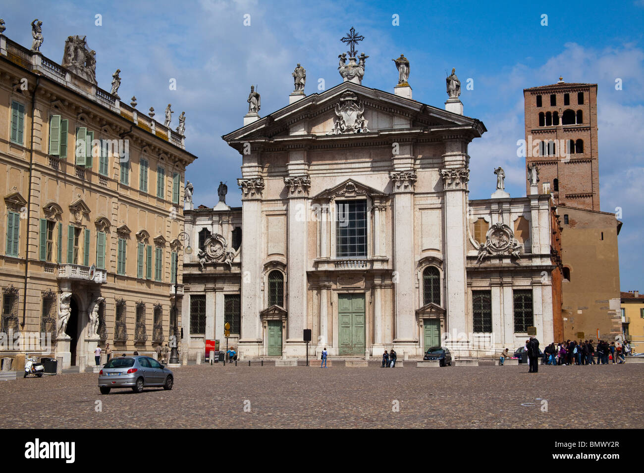 Duomo in the Piazza Sordello in the town of Mantova, Lombardy, Italy ...