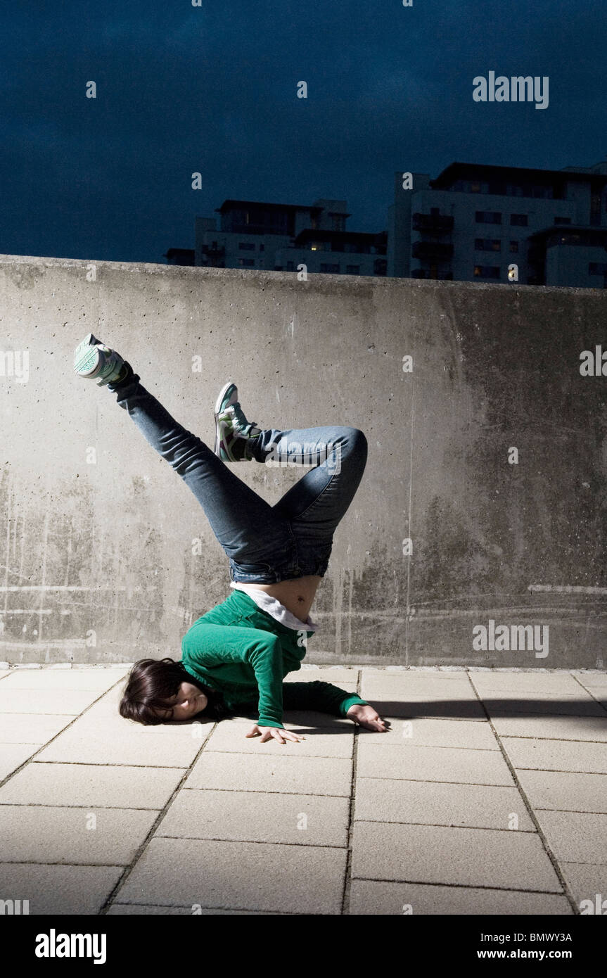 young girl urban street dancing Stock Photo - Alamy