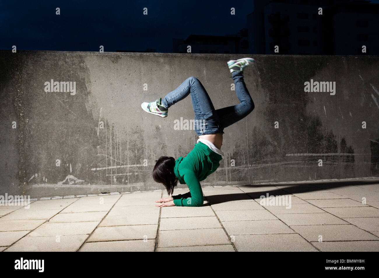 young girl urban street dancing Stock Photo - Alamy