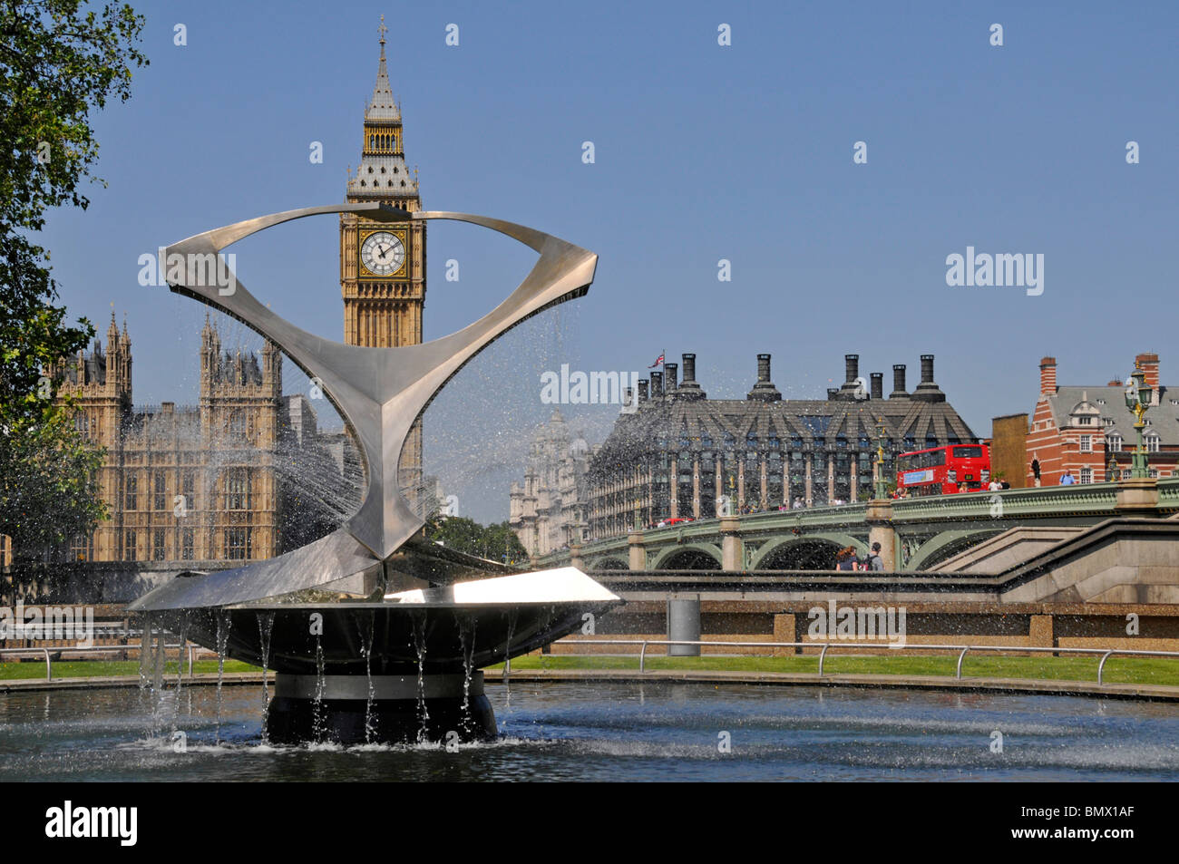 Modern sculpture with water feature hi-res stock photography and images ...