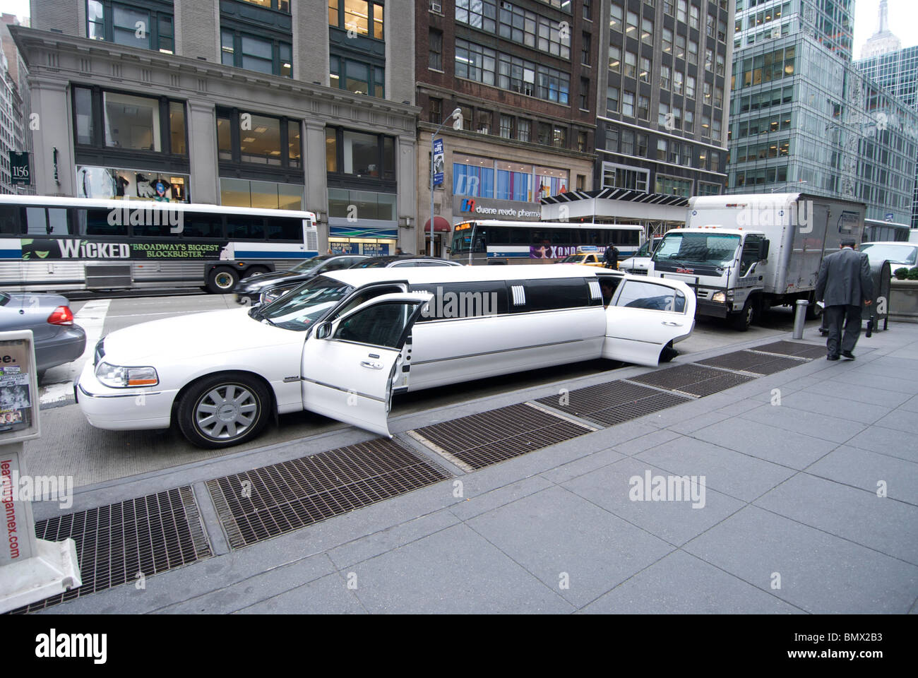 White limo hi-res stock photography and images - Alamy