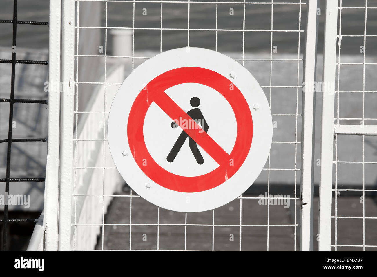 Keep out warning sign on a fence Stock Photo - Alamy