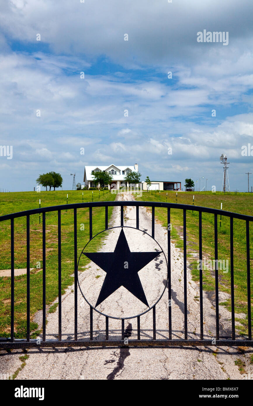 Texas gate ranch hi-res stock photography and images - Alamy