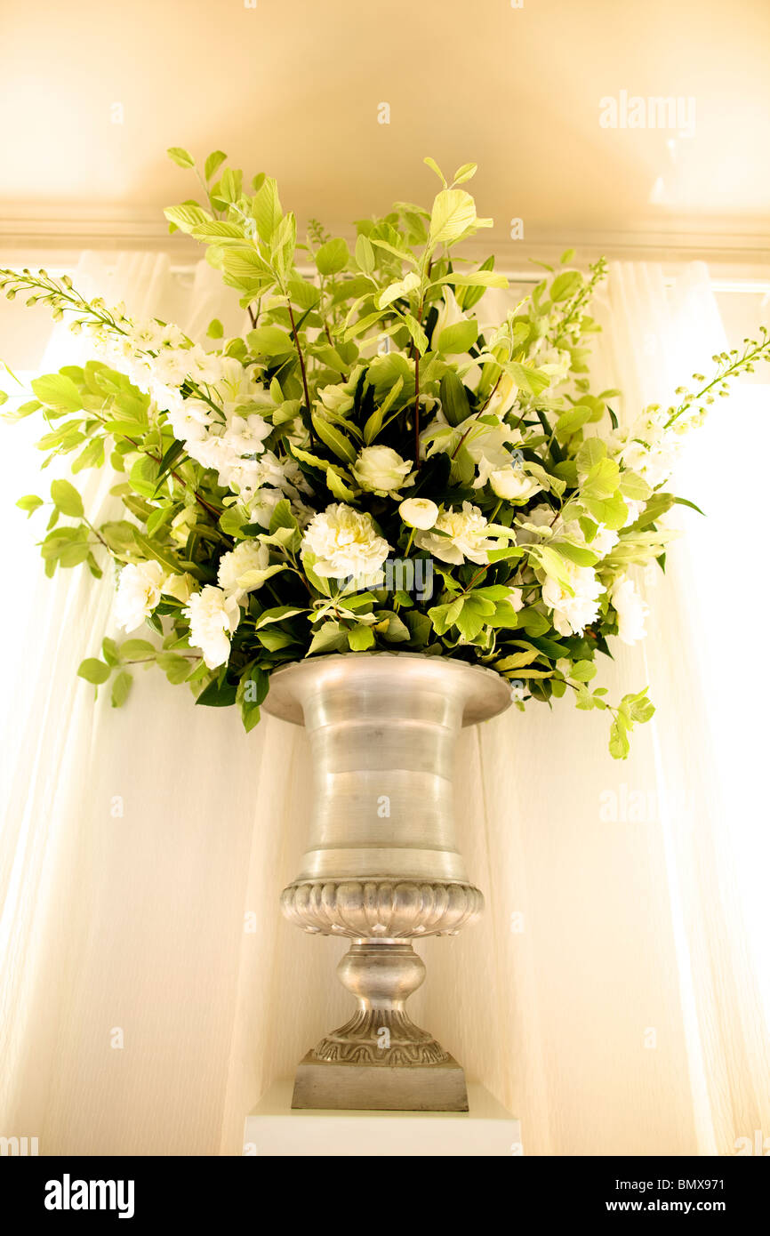 Plinth white hi-res stock photography and images - Alamy