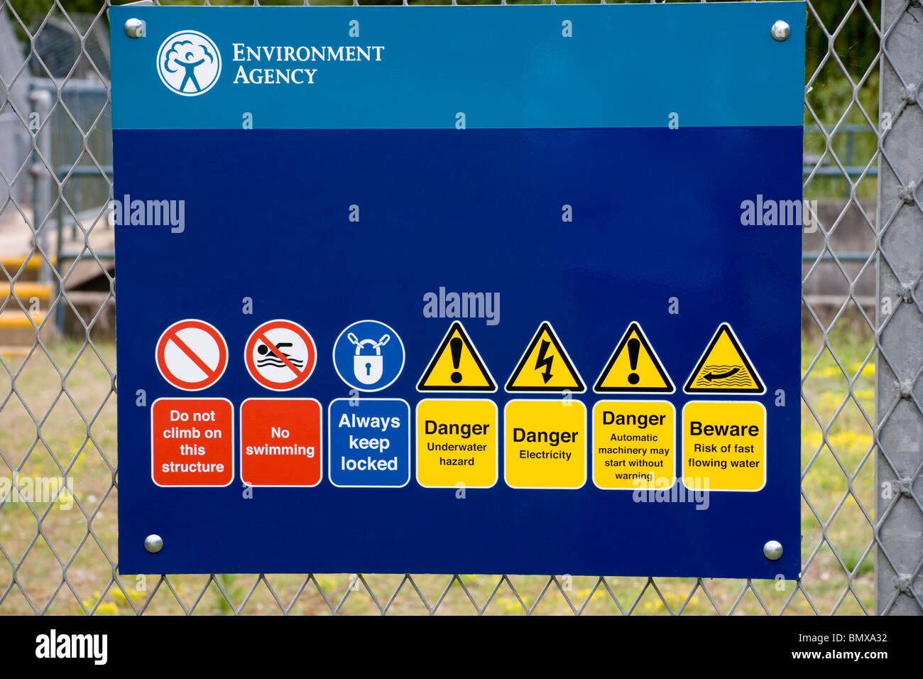 Sluice gates flood hi-res stock photography and images - Alamy