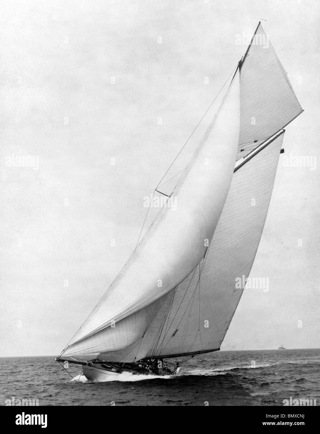Ship under full sail hi-res stock photography and images - Alamy