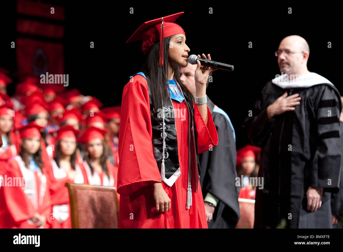 Female student sings national anthem at her high school graduation ...