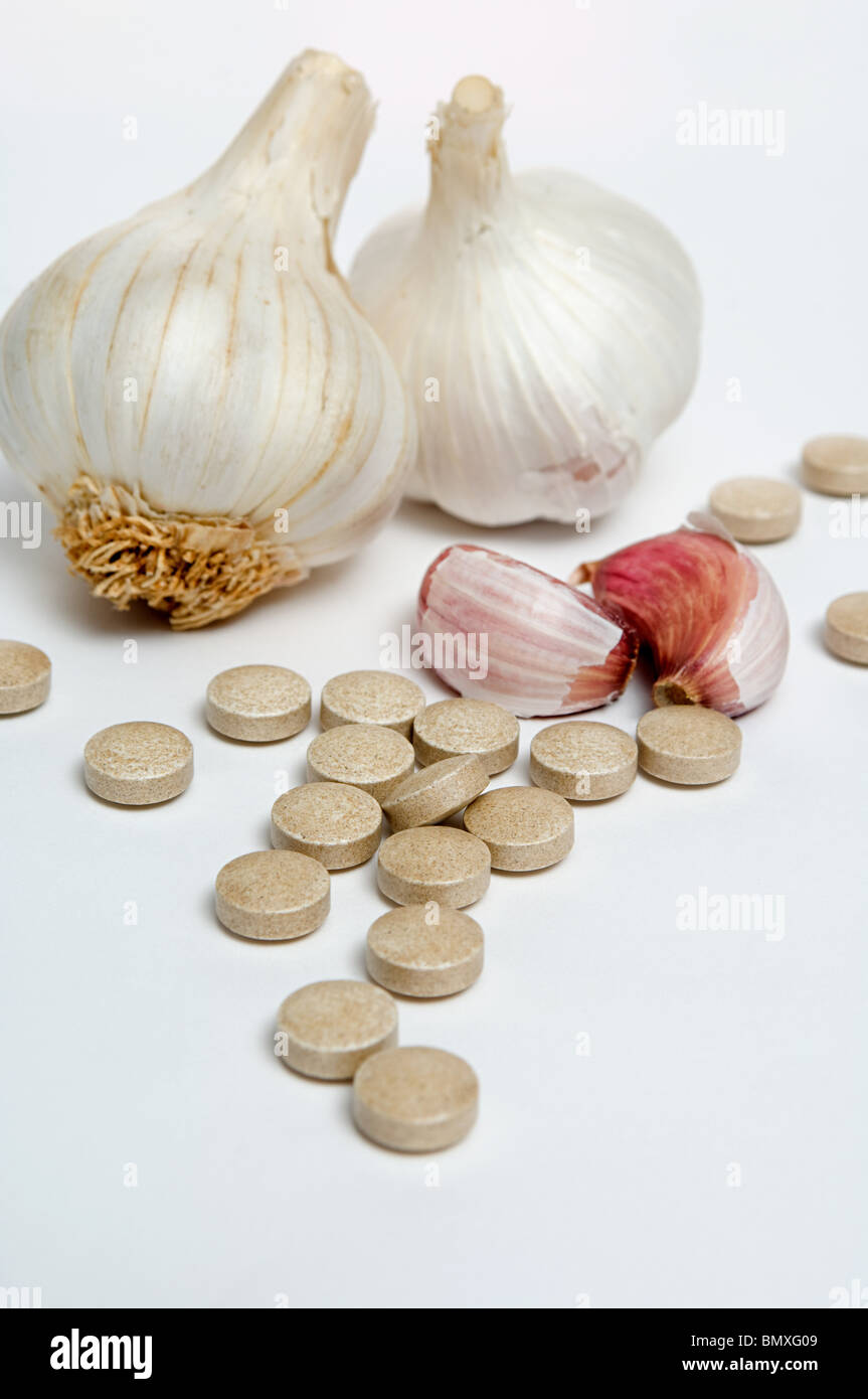 Garlic and tablets Stock Photo - Alamy