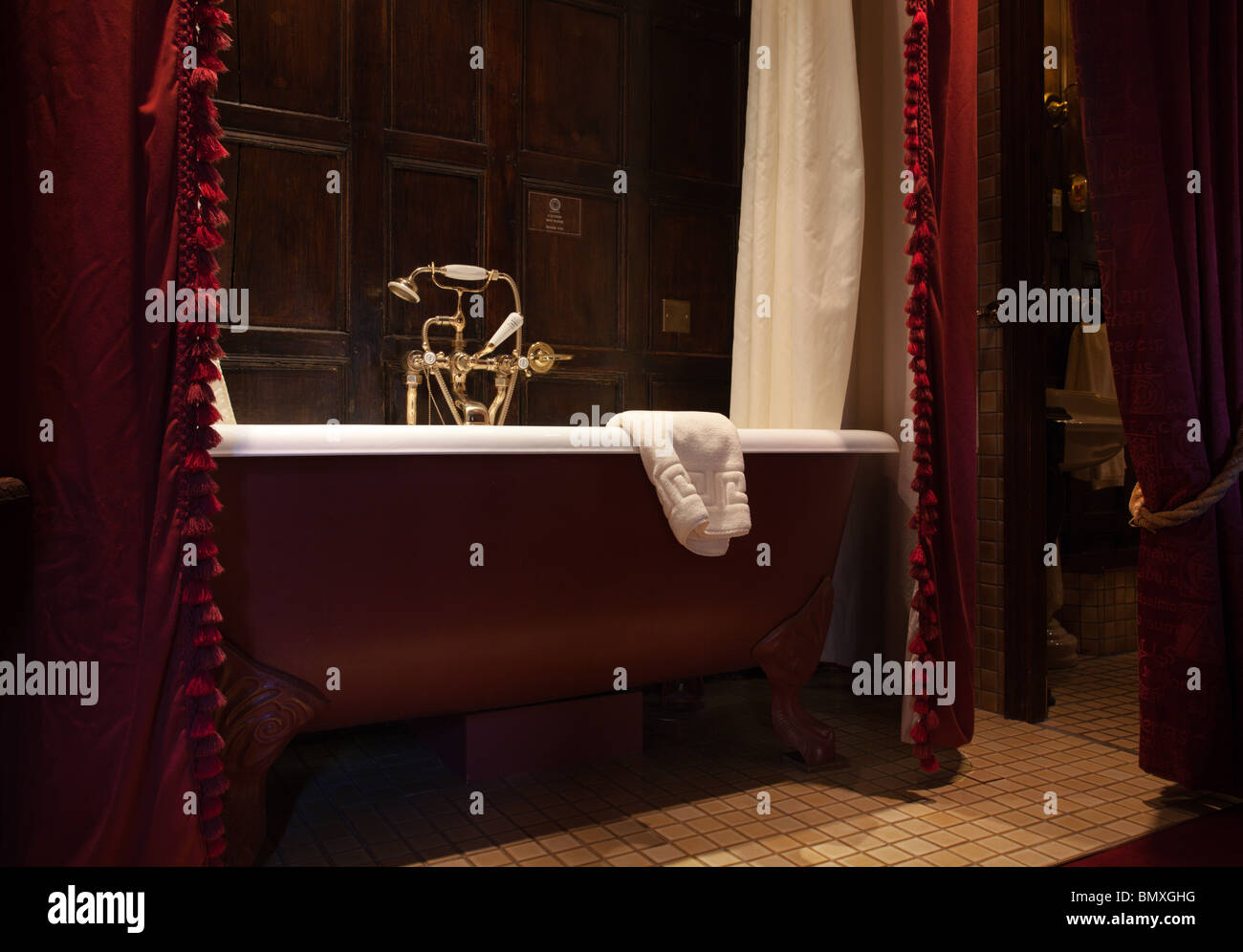 Castle bath tub hi-res stock photography and images - Alamy