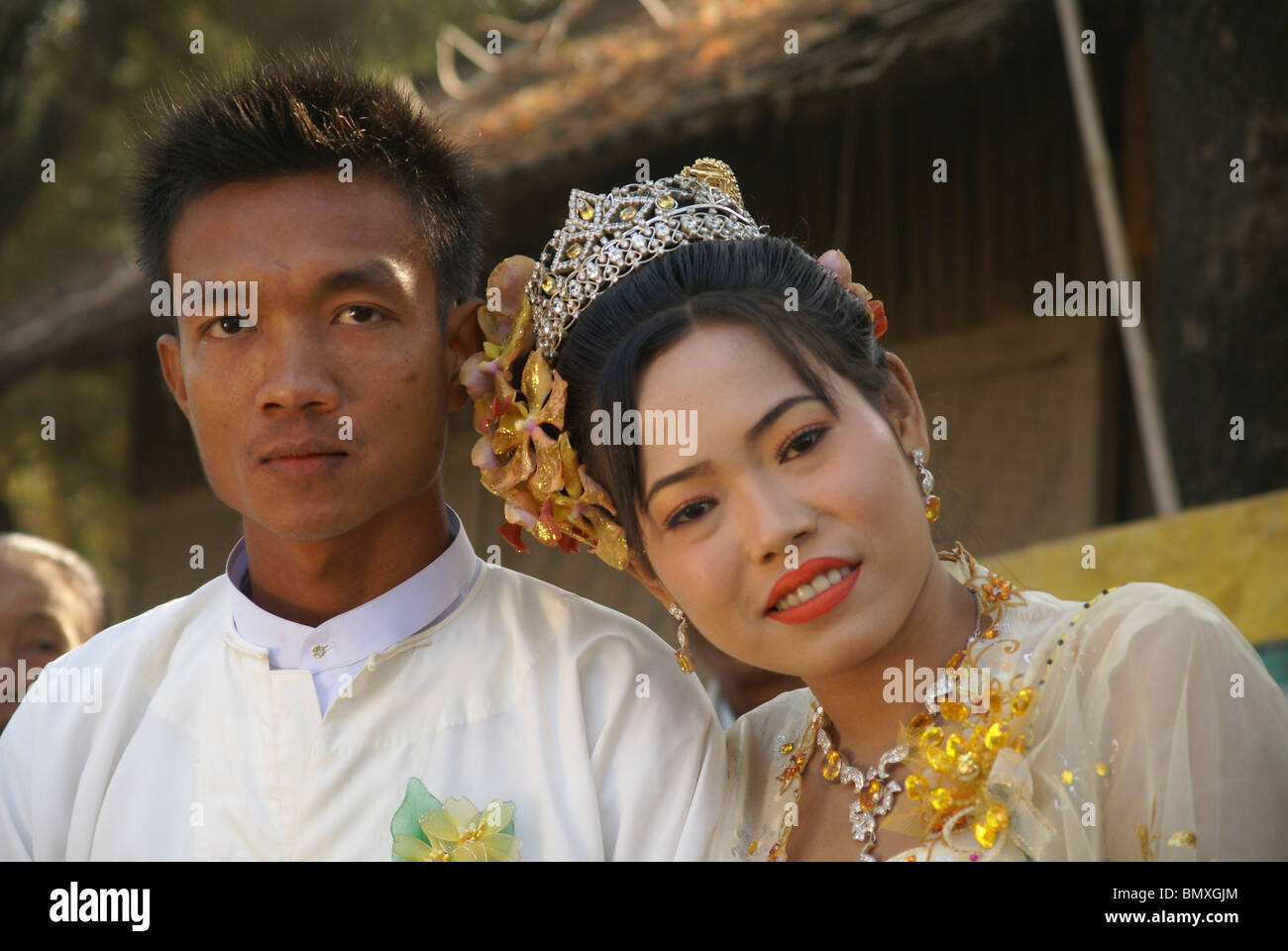 Wedding couple myanmar hi-res stock photography and images - Alamy