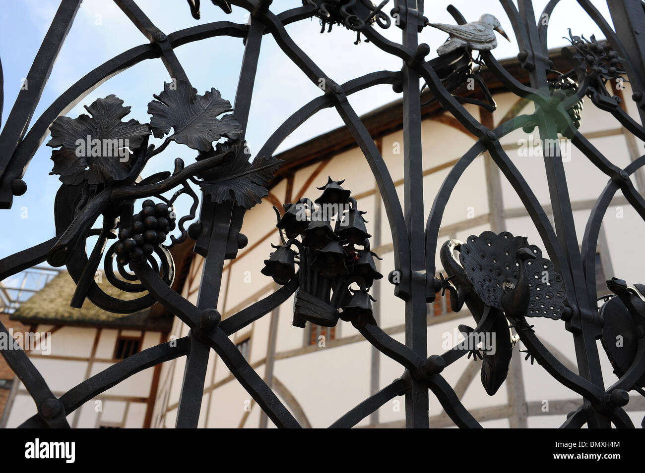 Bankside gates william shakespeare globe hi-res stock photography and ...