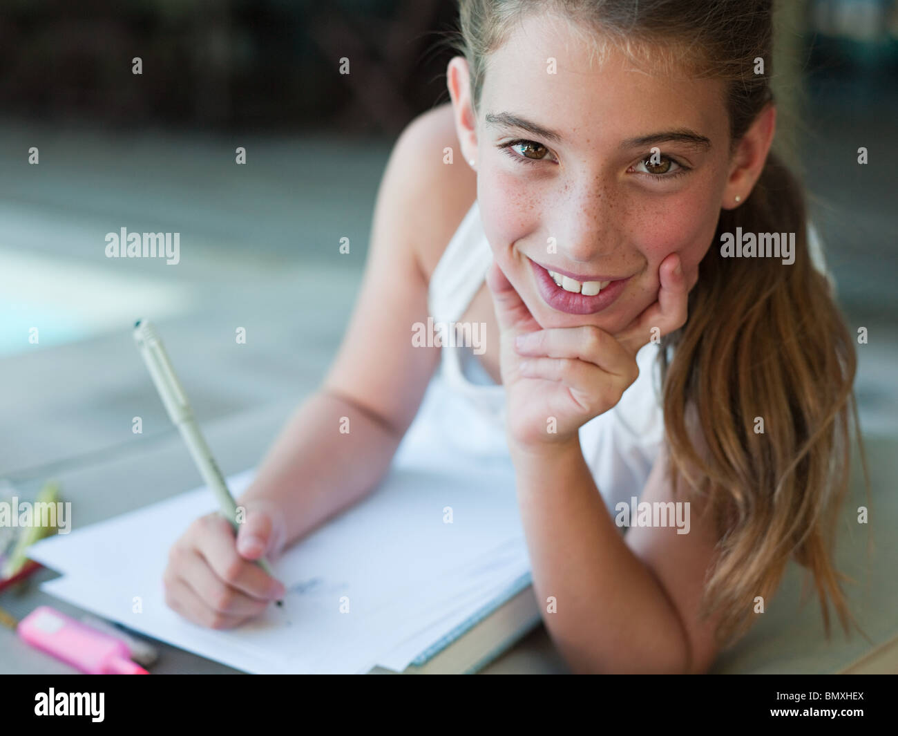 Girl drawing outdoors Stock Photo - Alamy