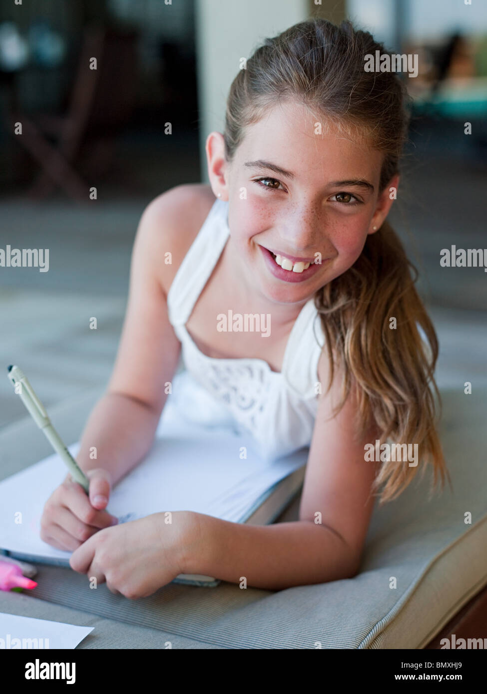 Girl drawing outdoors Stock Photo - Alamy