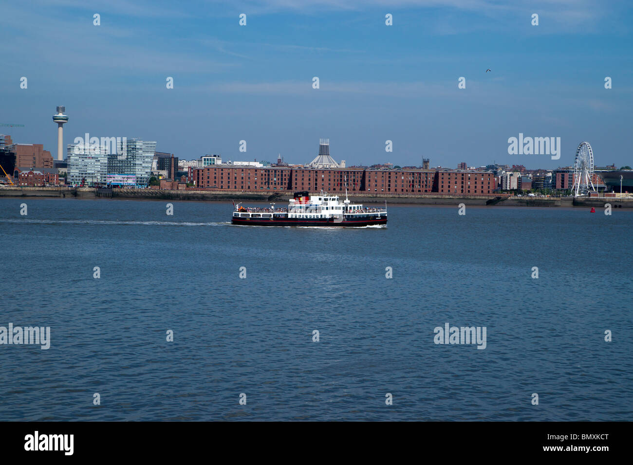 Liverpool water front and River Mersey Stock Photo - Alamy
