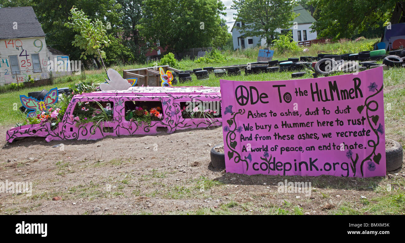 Buried Hummer Symbolizes End of Gas-Guzzling Era Stock Photo - Alamy