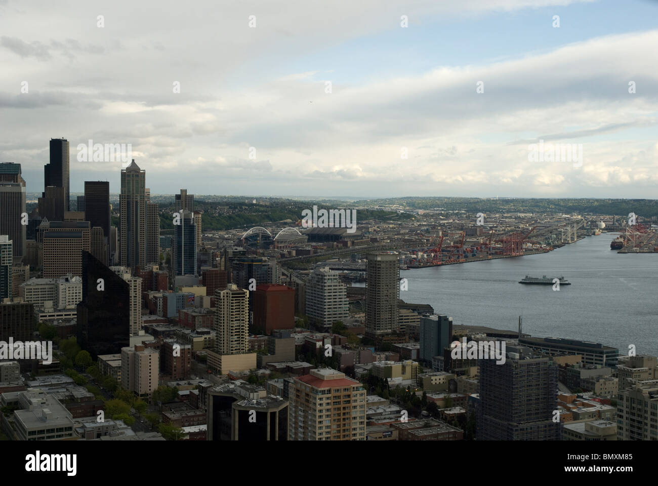 Seattle skyline space needle weather hi-res stock photography and ...