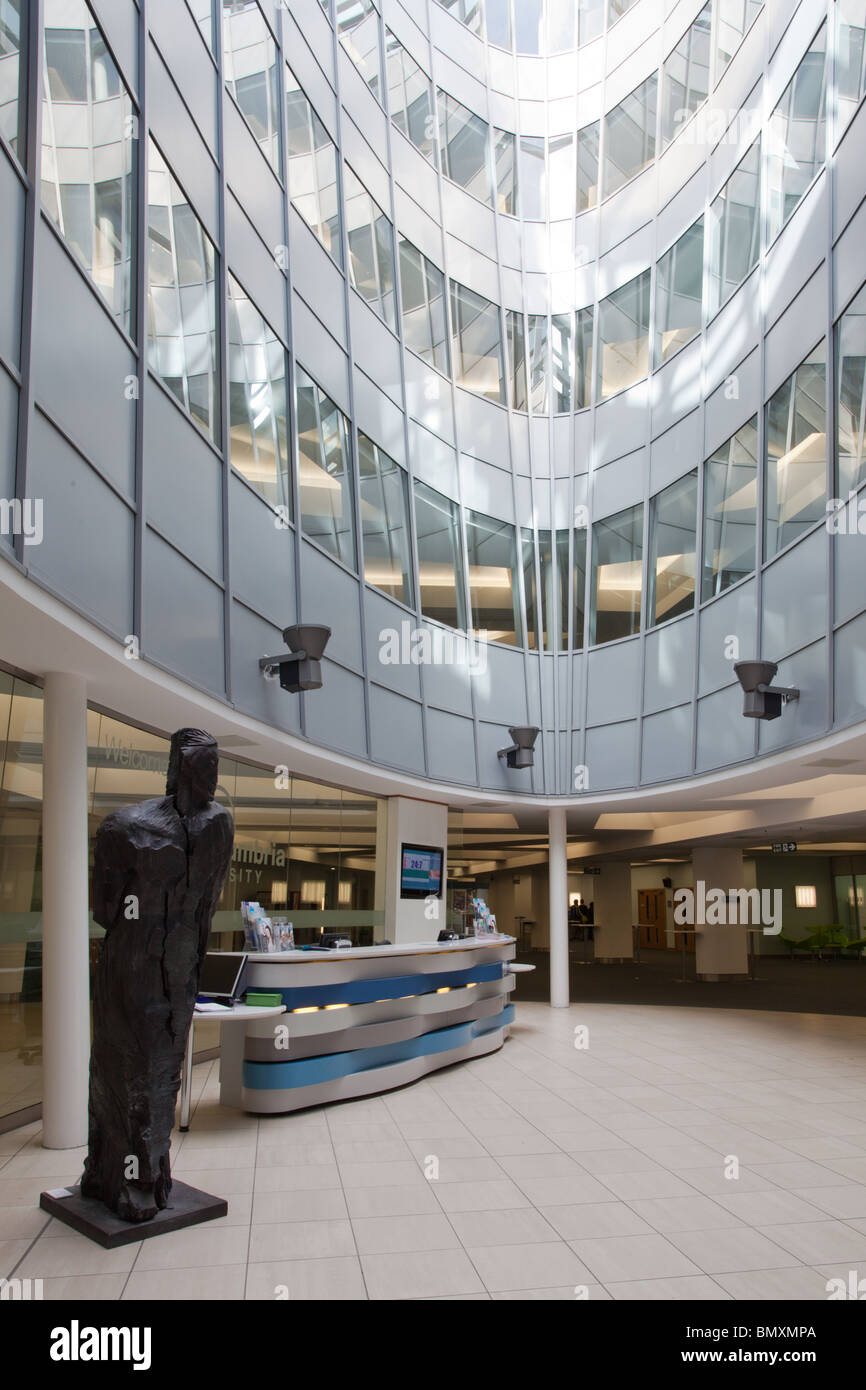 College reception desk hi-res stock photography and images - Alamy
