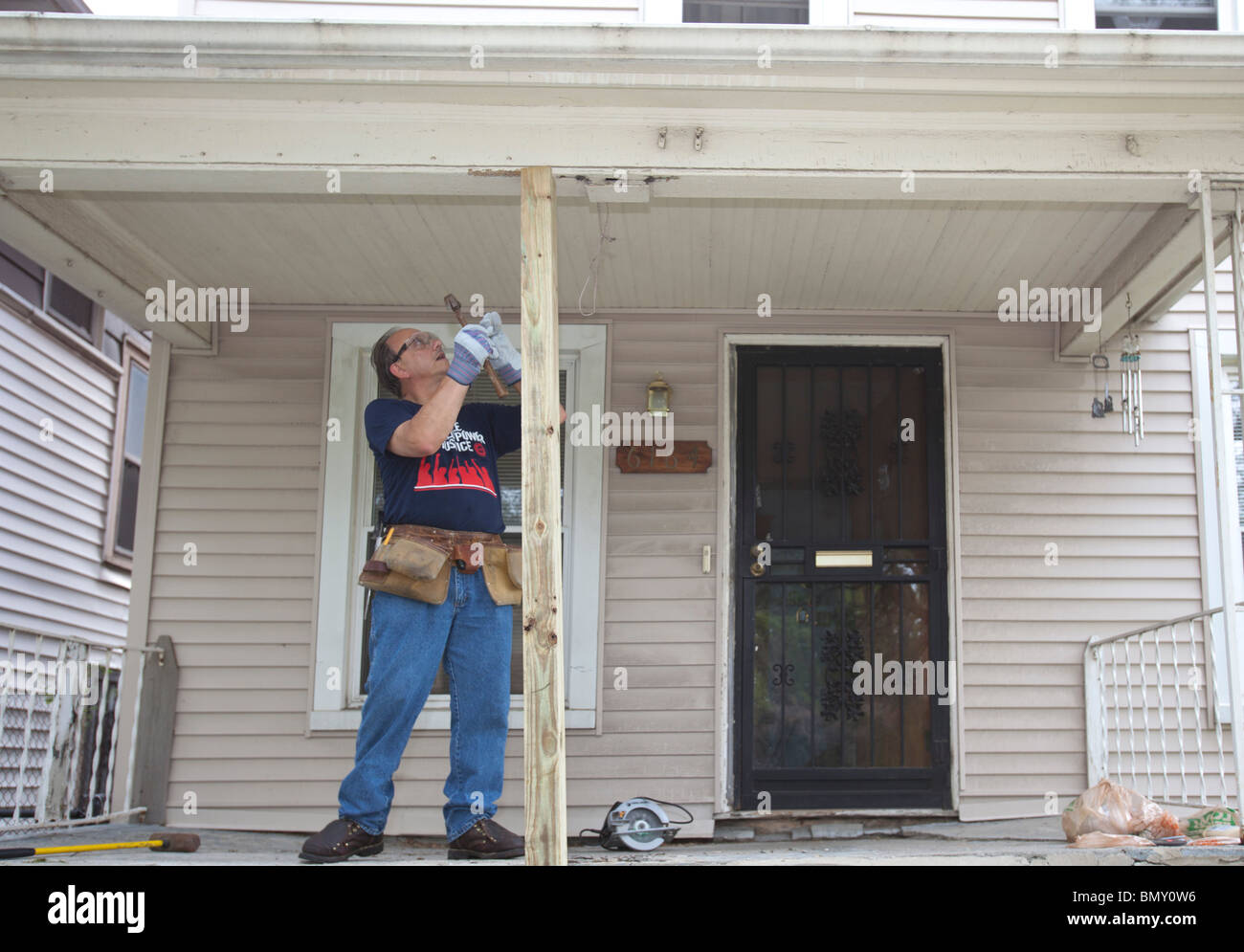 Union Volunteers Help Repair Home Stock Photo - Alamy