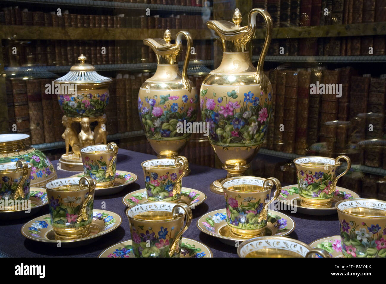 Classic gold cup image hi-res stock photography and images - Alamy