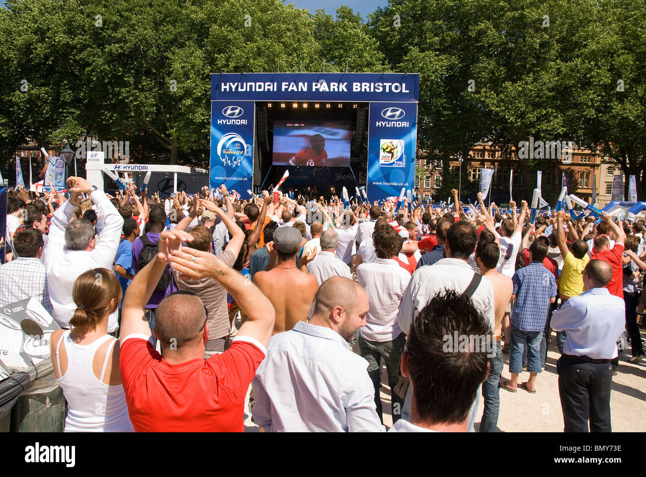 Football fans cheering uk hi-res stock photography and images - Alamy